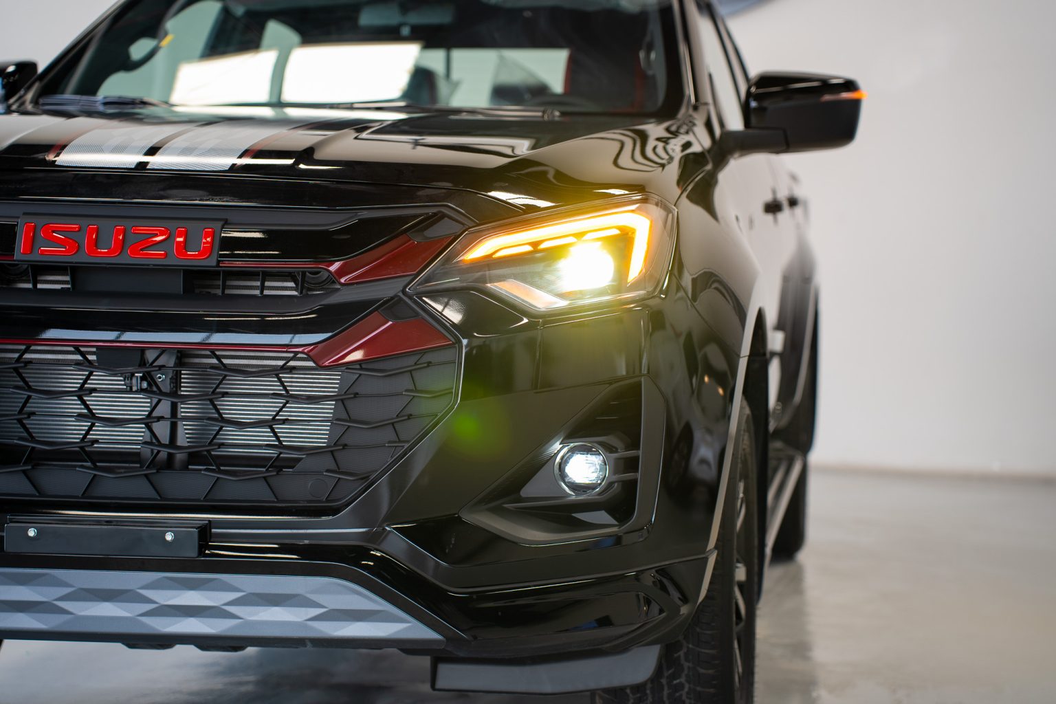 ISUZU D-MAX GT 3.0L A/T 4X4 FULL OPTION MODEL 2026 GCC SPECS - Alkadycars